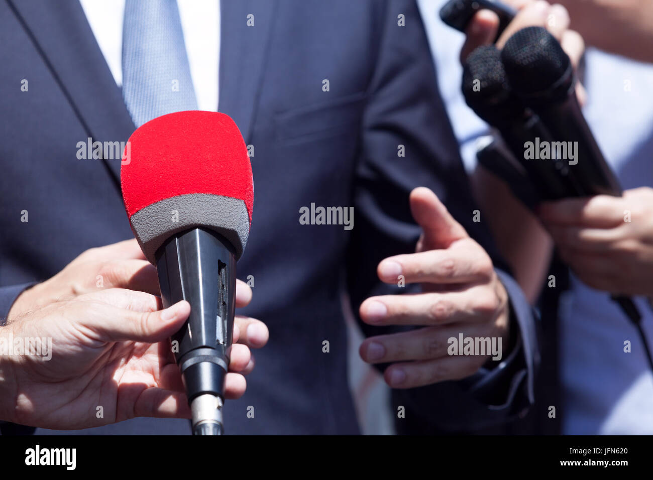Reporter interviewing politician hi-res stock photography and images ...