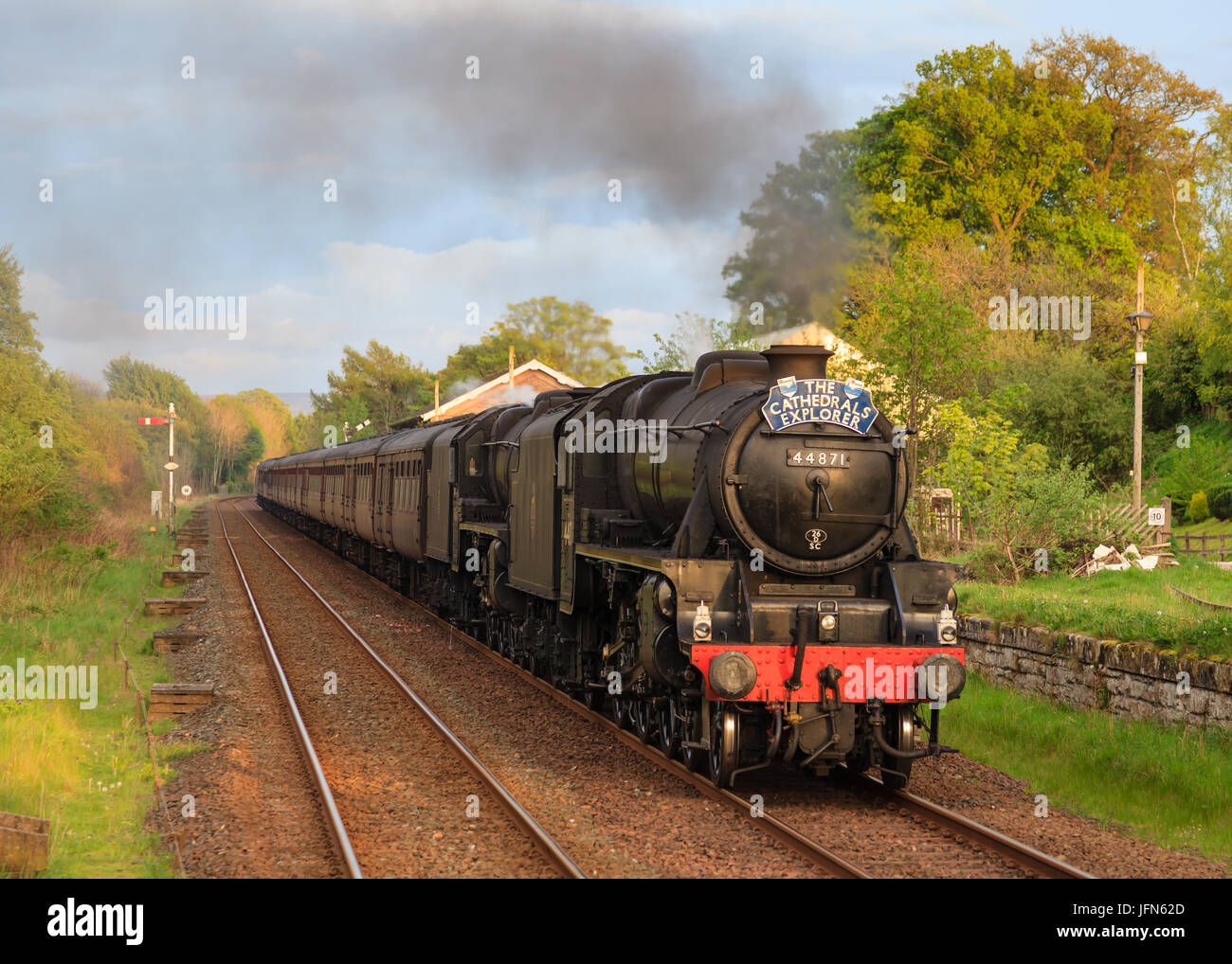 Preserved Black Five steam locomotive number 48151 heads The Highlands ...