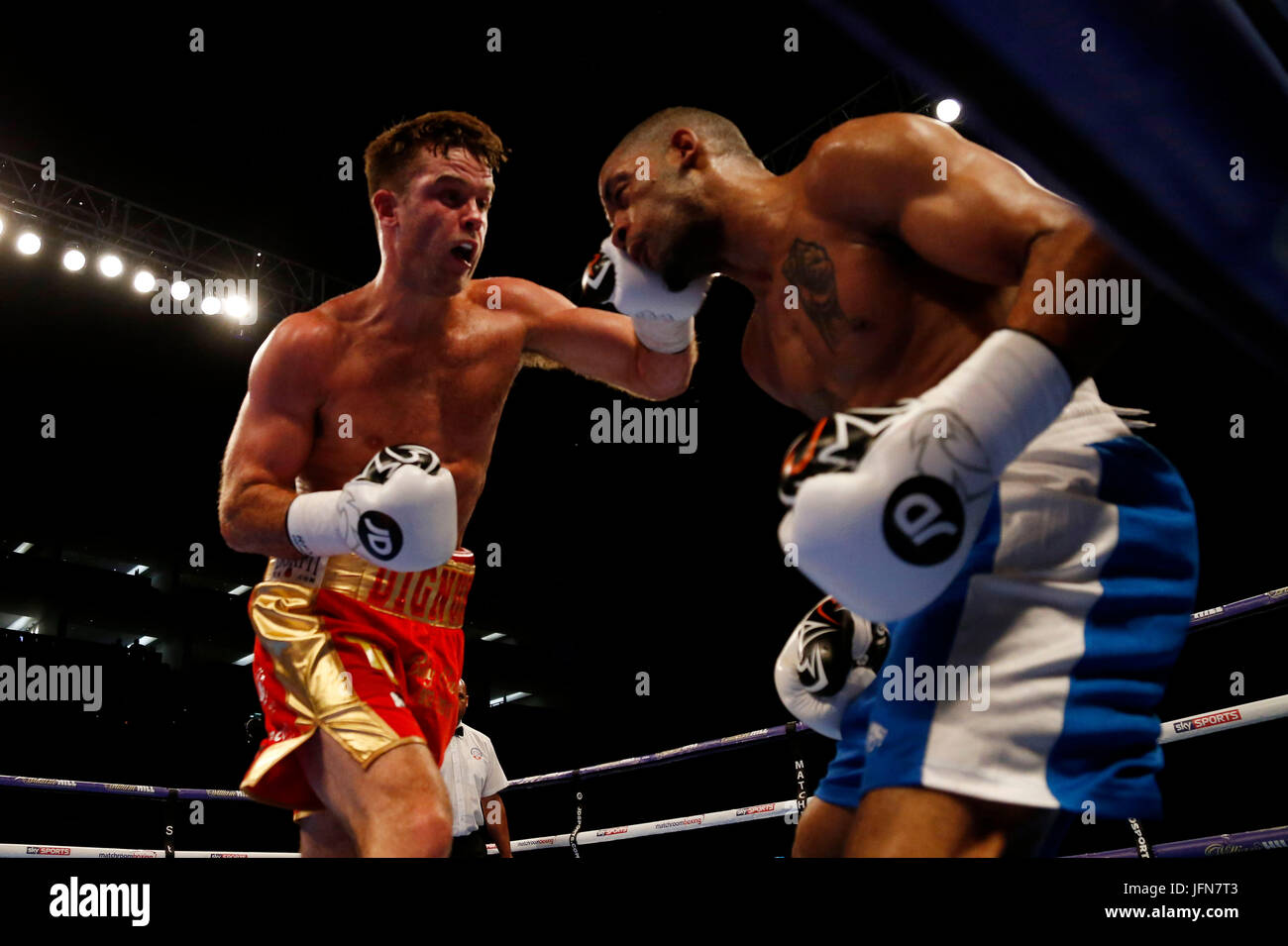 Danny Dignum (left) against Yailton Neves in the Super-Middleweight ...