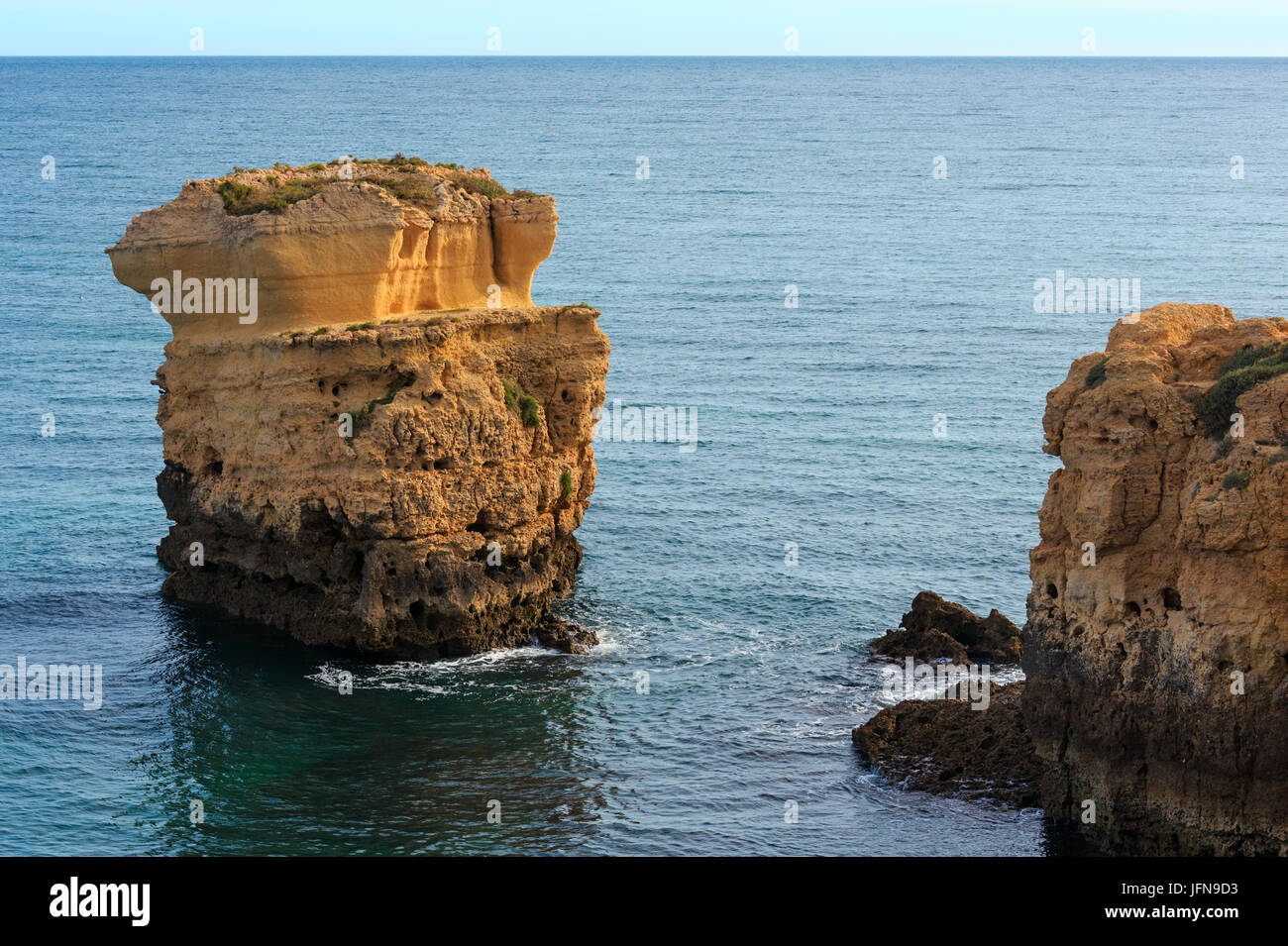 Limestone cliff near shore (Algarve, Portugal Stock Photo - Alamy