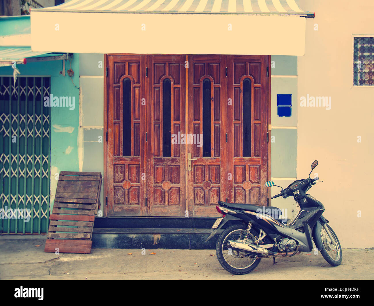 Vietnam hoi door traditional architecture hi-res stock photography and ...