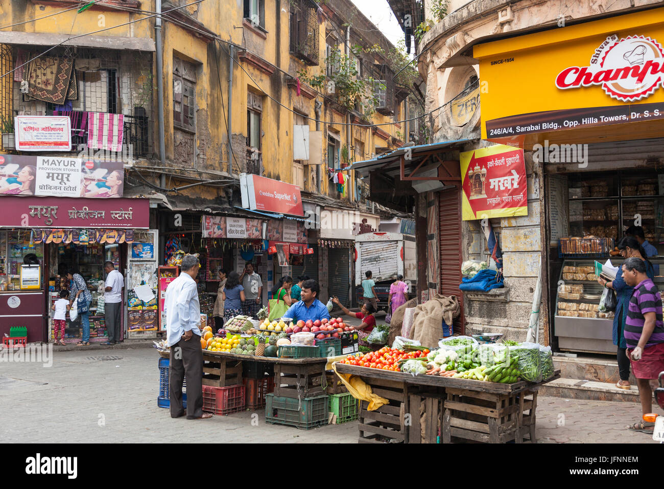 Mumbai street hi-res stock photography and images - Alamy