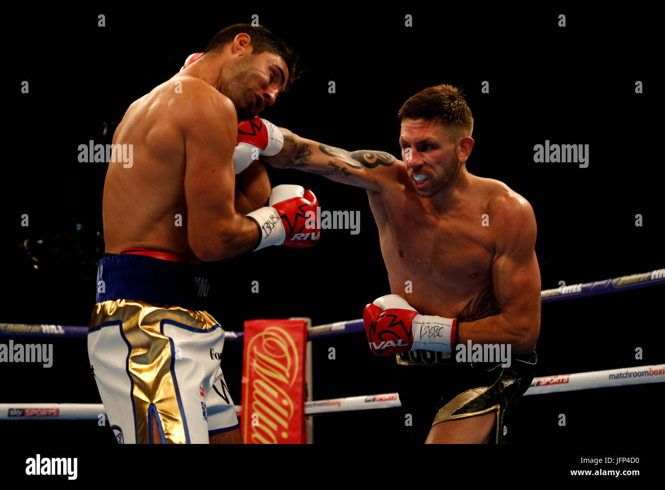 Frank Buglioni (left) against Ricky Summers in the British Light ...