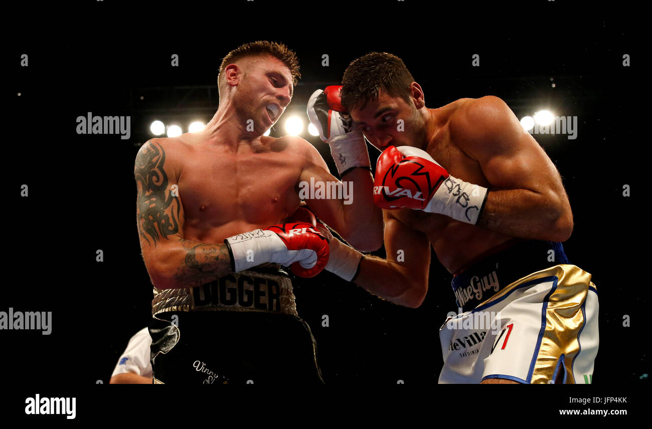 Frank Buglioni (right) against Ricky Summers in the British Light ...