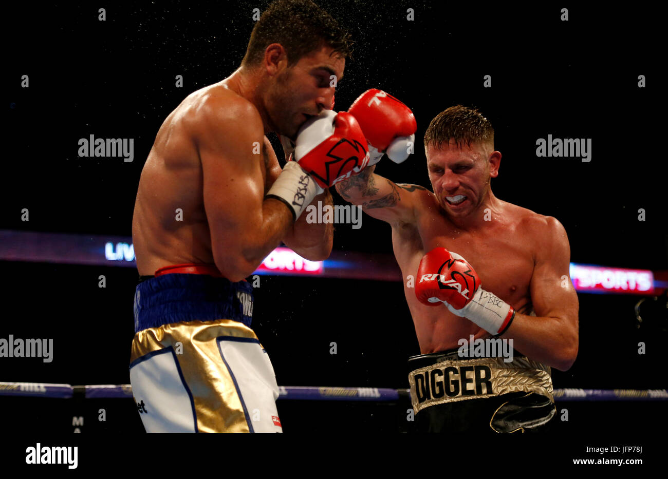 Frank Buglioni (left) against Ricky Summers in the British Light ...