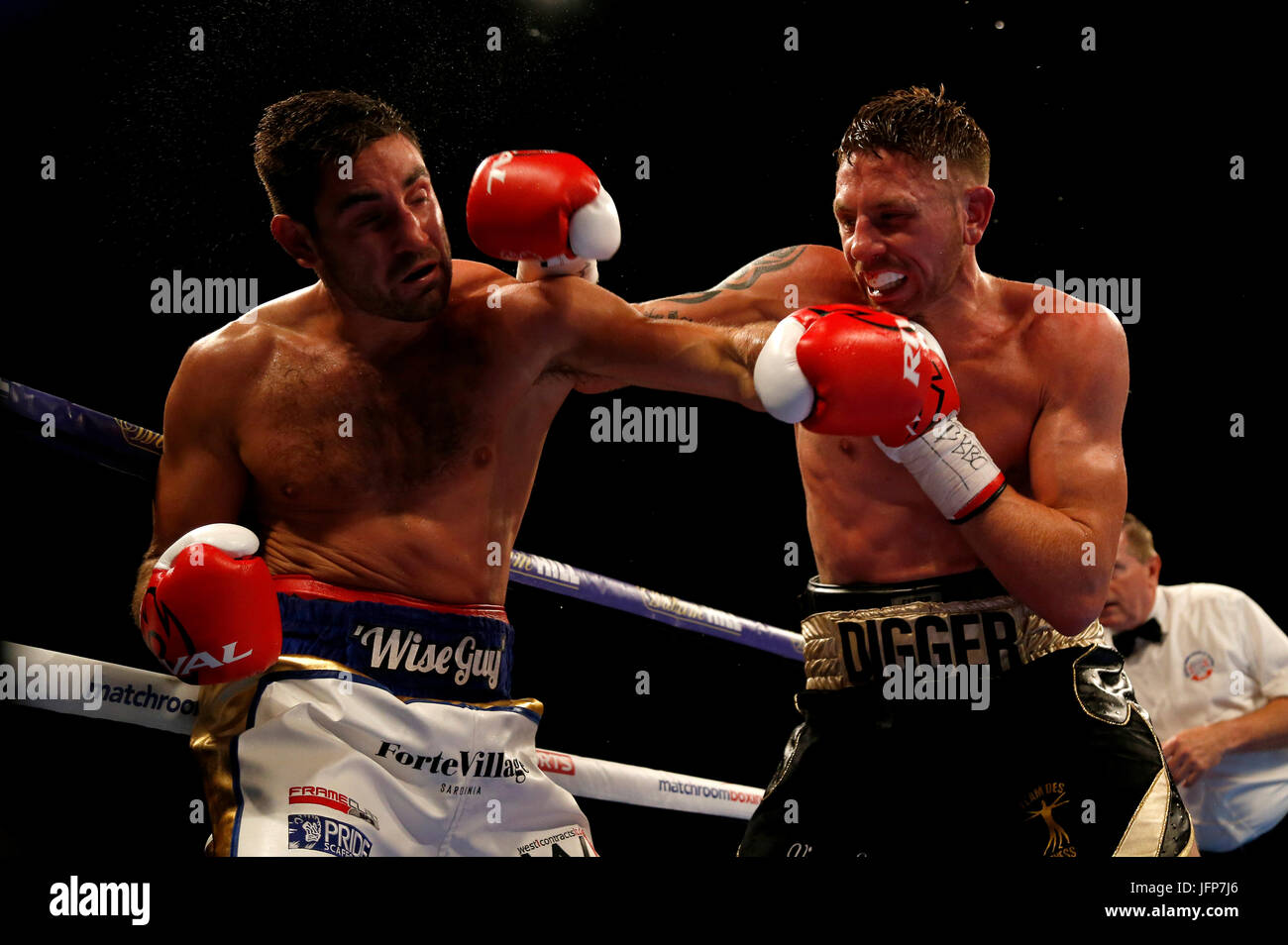 Frank Buglioni (left) against Ricky Summers in the British Light ...