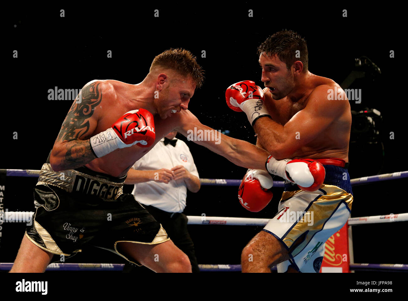 Frank Buglioni (right) against Ricky Summers in the British Light ...