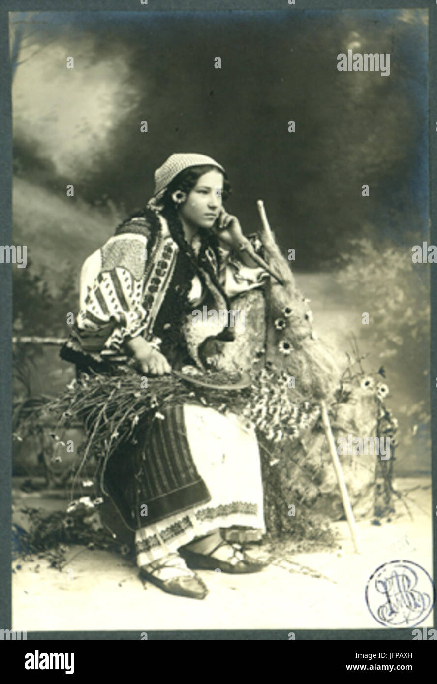 Adler - Costum popular românesc din Tulgheş 4 Stock Photo - Alamy