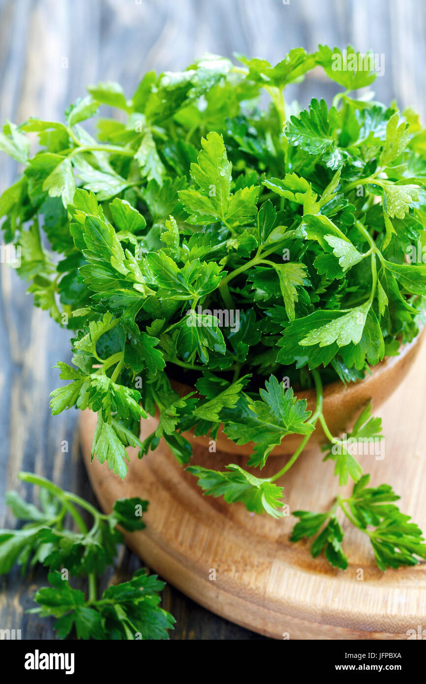 Parsley leaves in drops of water in a bowl Stock Photo - Alamy