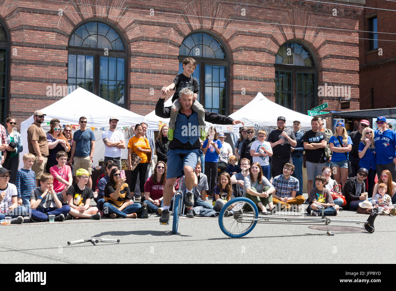 Performer riding a unicycle hi-res stock photography and images - Alamy