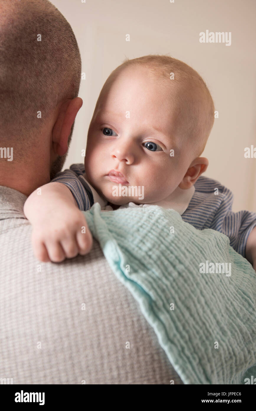 Peeking over the shoulder hi-res stock photography and images - Alamy