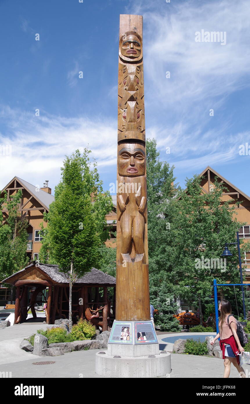 Welcoming totem pole hi-res stock photography and images - Alamy