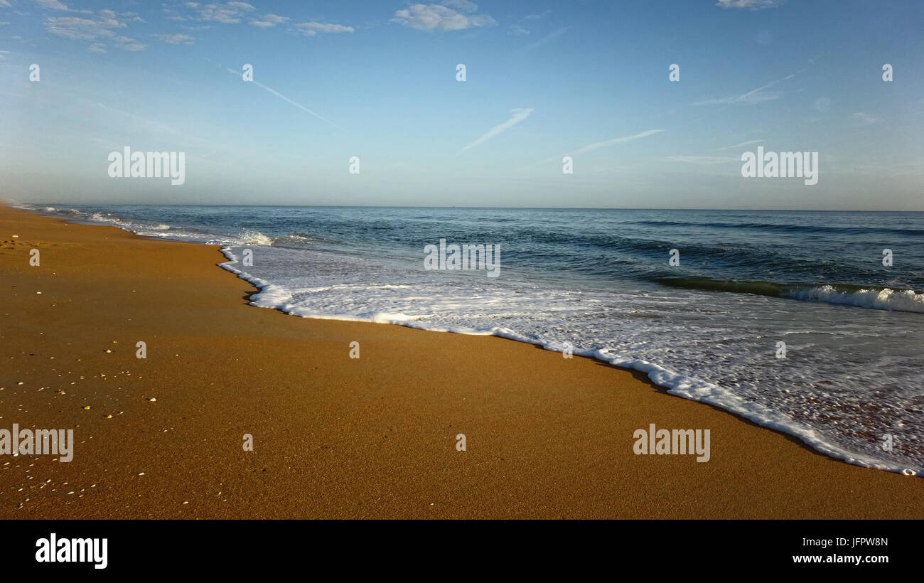 Shore line horizontal hi-res stock photography and images - Alamy