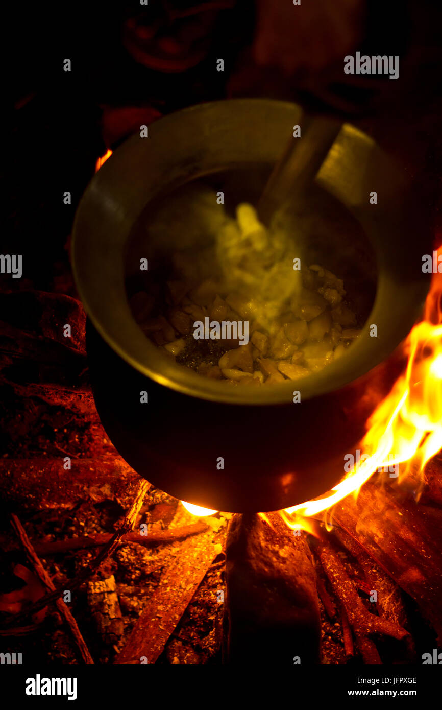 cooking dinner over a campfire Stock Photo - Alamy