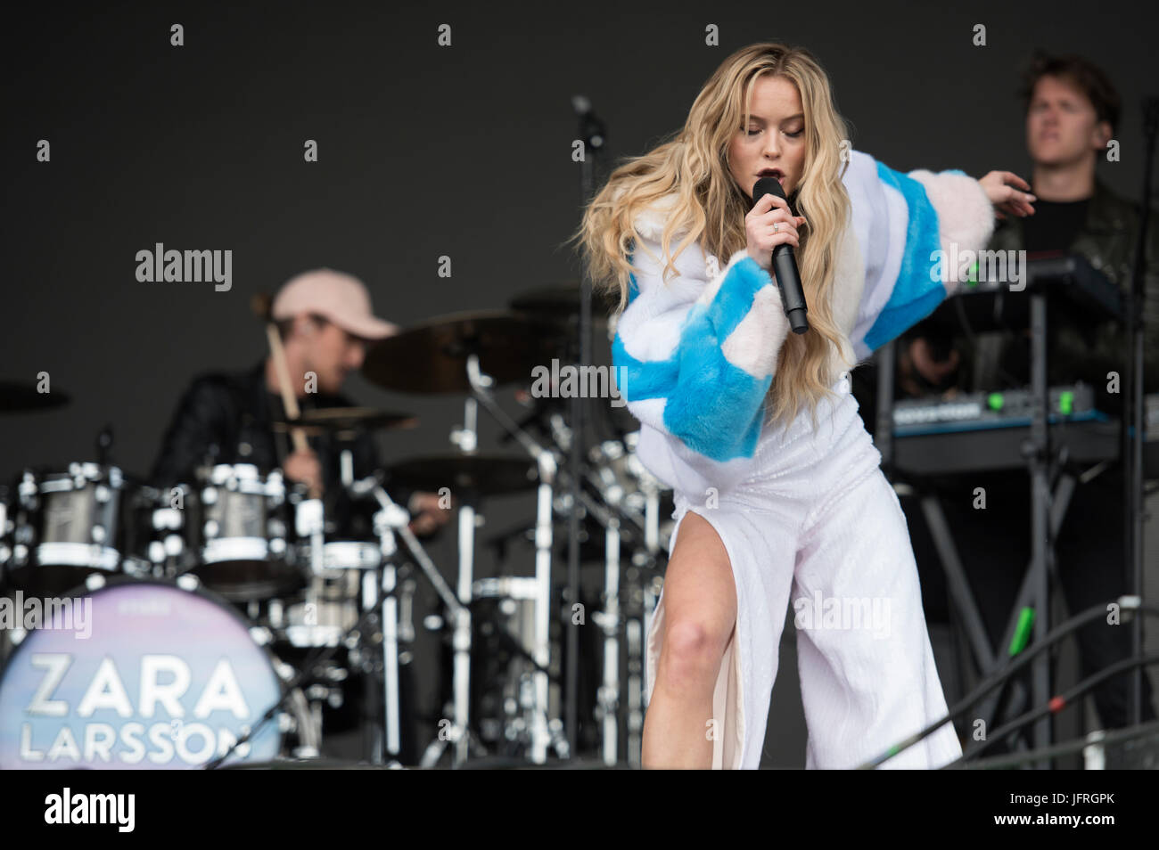 Zara larsson performs hi-res stock photography and images - Alamy