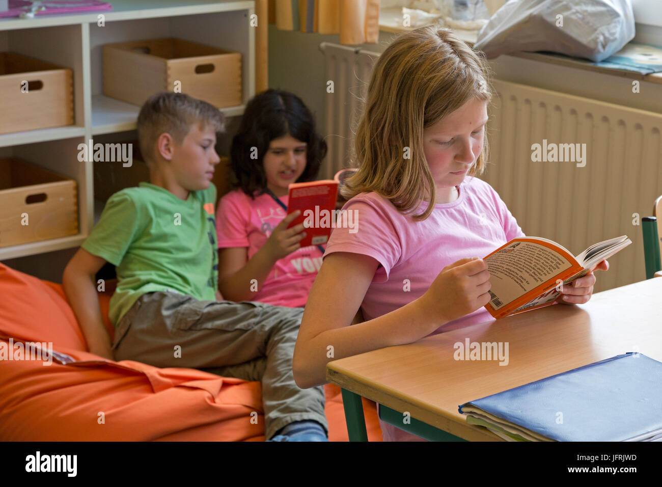 pupils reading at primary school Stock Photo - Alamy