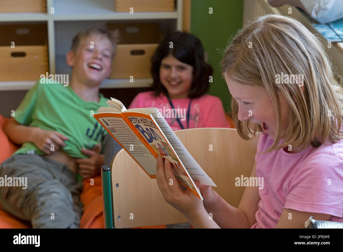 pupils reading at primary school Stock Photo - Alamy