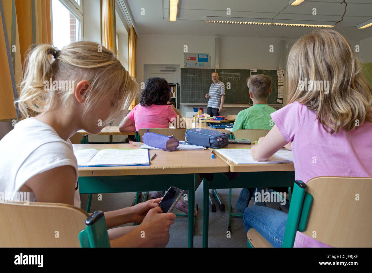School kids using mobile phone hi-res stock photography and images - Alamy