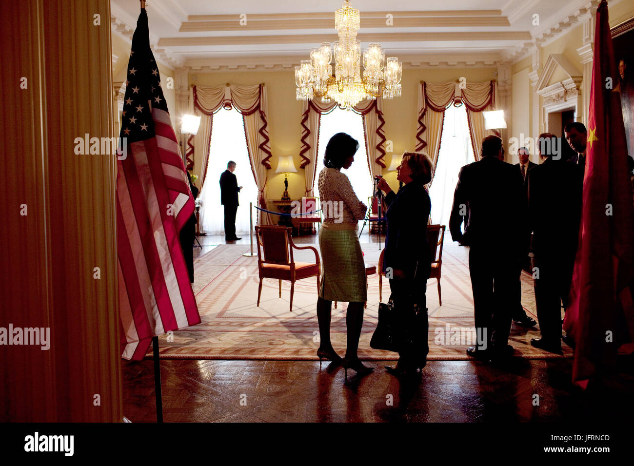 Michelle Obama talks alone with Secretary of State Hillary Rodham ...