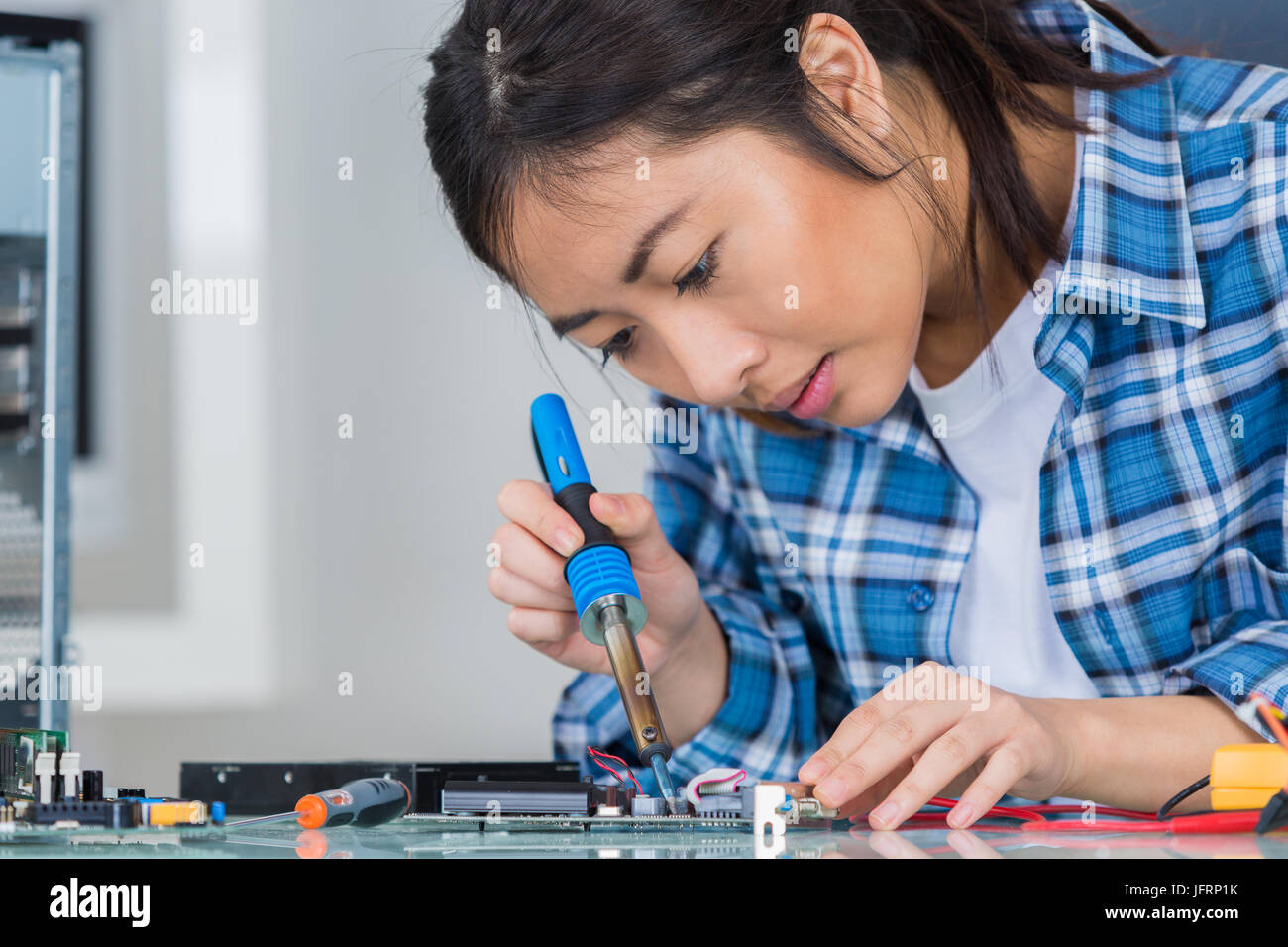 female electronics technician Stock Photo - Alamy