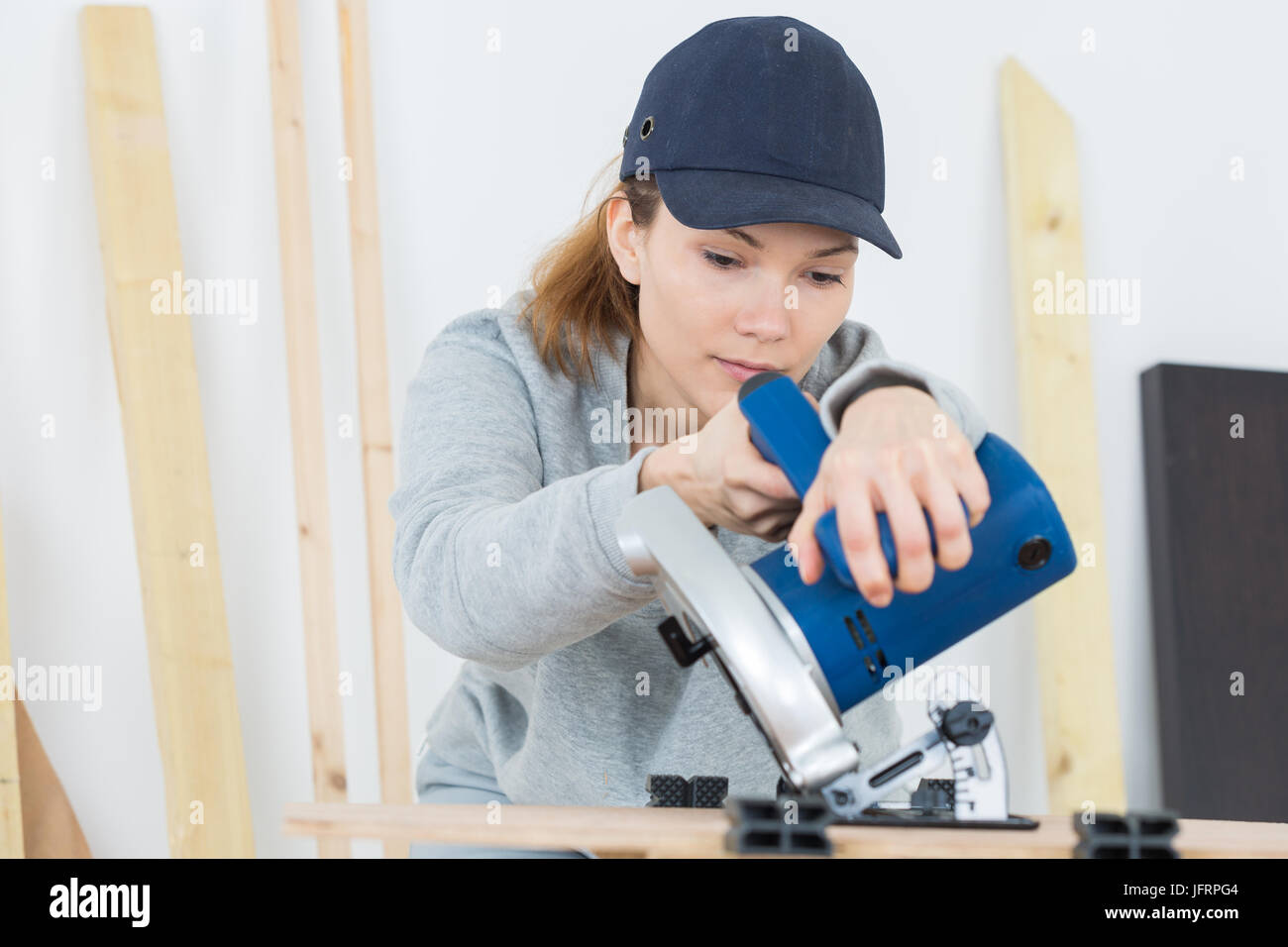 female carpenter using electric sander Stock Photo - Alamy