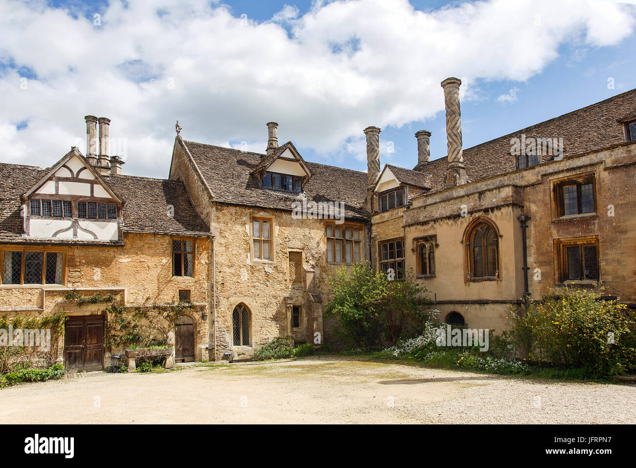 Lacock abbey hi-res stock photography and images - Alamy
