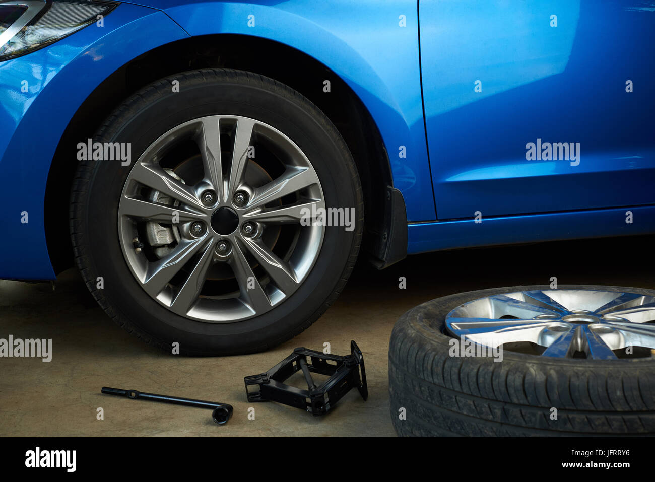 Fixing broken car wheel service. Car workshop close-up Stock Photo - Alamy