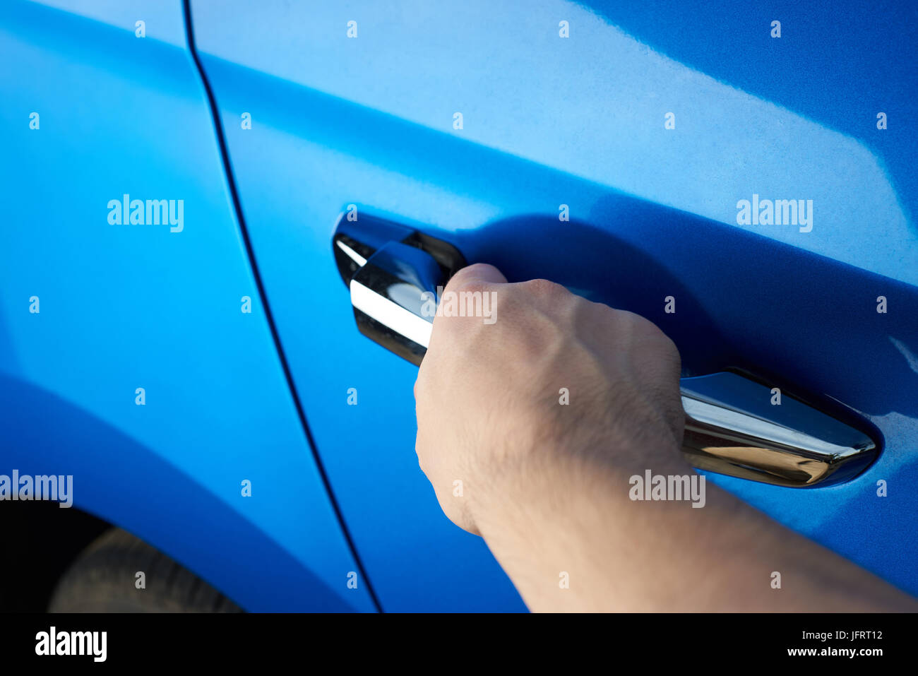 Close-up of opening car door. Hand hold car handle Stock Photo - Alamy