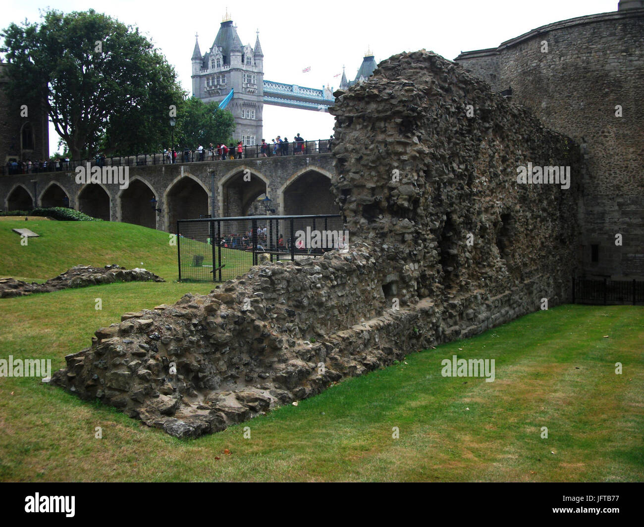 00 - Római fal maradványa a Tower Of London belső udvarán (2014 Stock ...