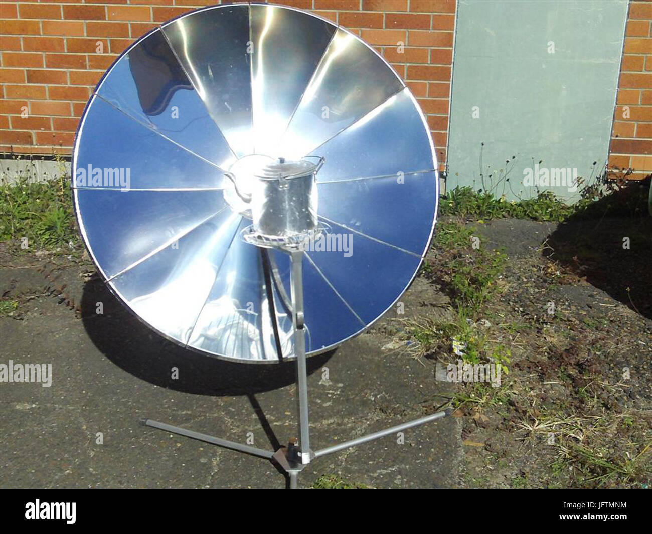 Solar cooker hi-res stock photography and images - Alamy