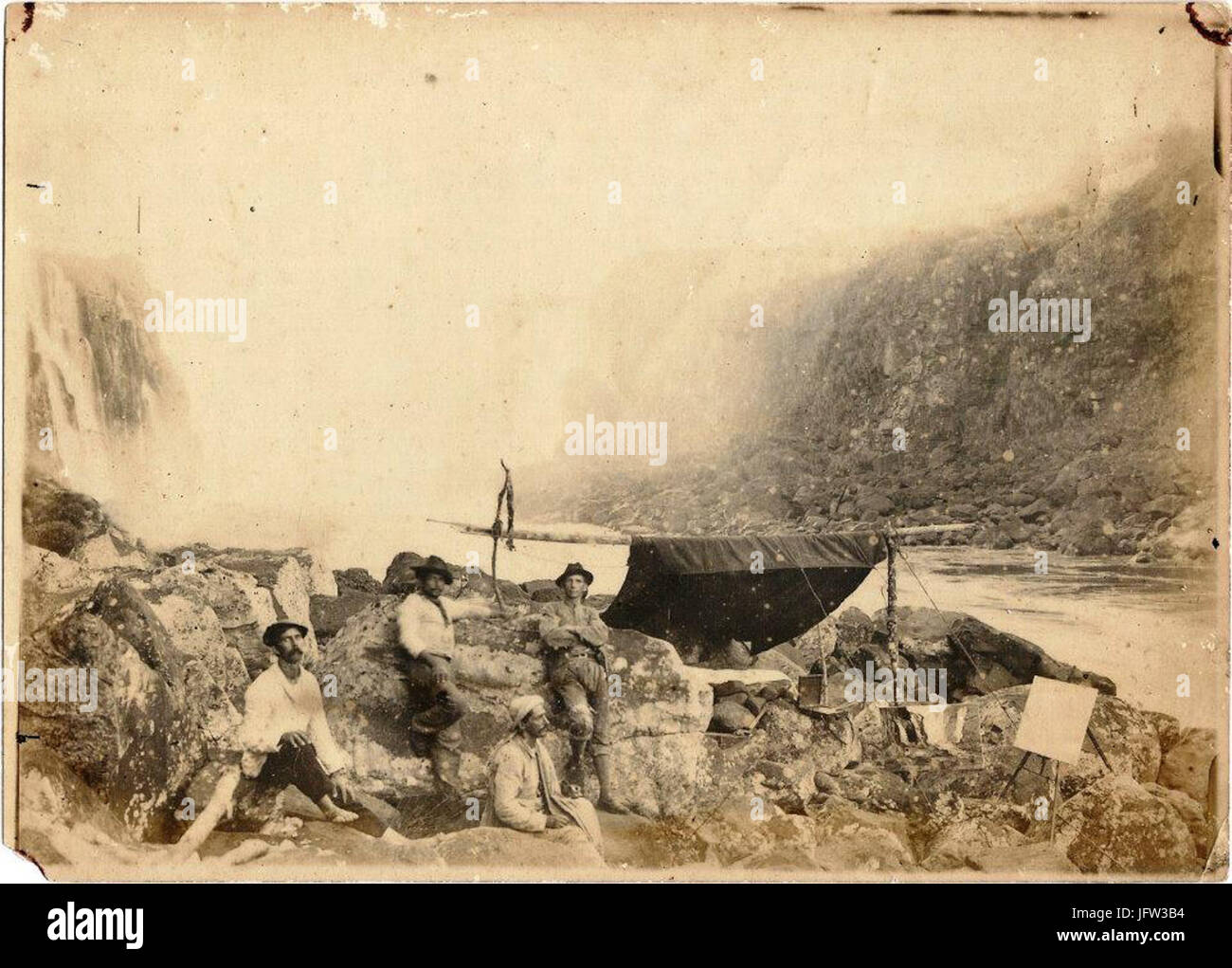 Amigos de Antônio Parreiras em acampamento nas cataratas do Iguaçu 1919 ...