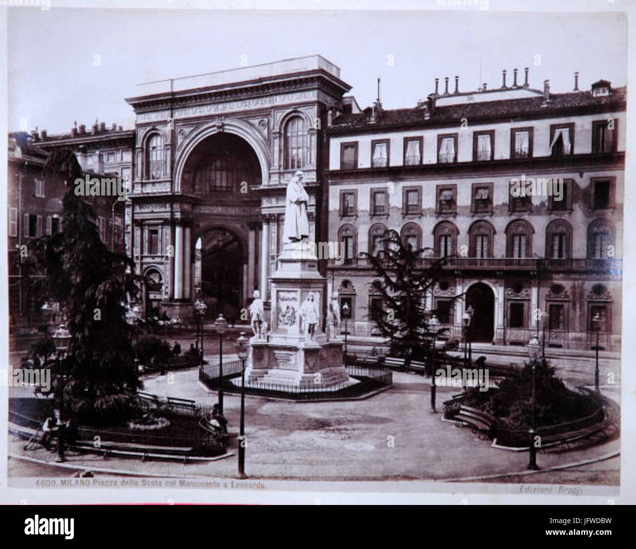 Monumento a leonardo hi-res stock photography and images - Alamy