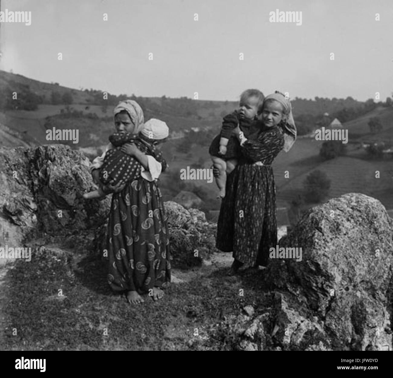 Bruner-Dvorak2š Rudolf - Bosna2š divky se sourozenci 28ca 190629 Stock ...