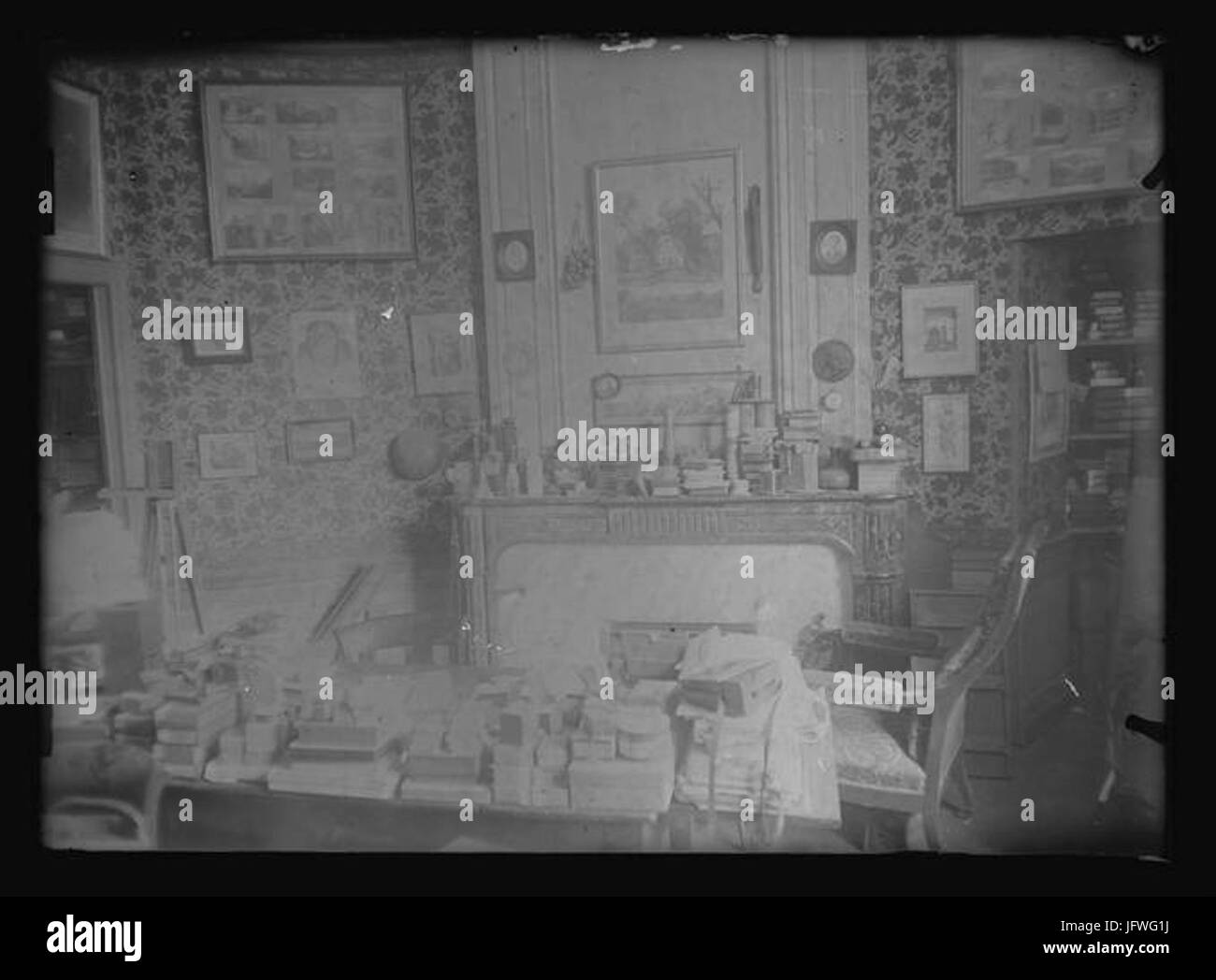 This item refers to a historical collection, the *Cabinet d Eugène Trutat*, containing various ...