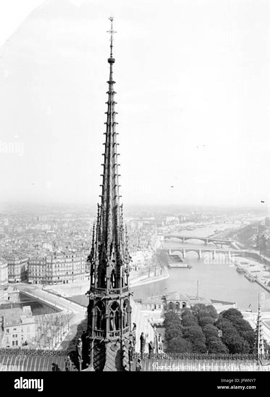 Vue sur la fleche de la cathedrale notre dame hi-res stock photography ...