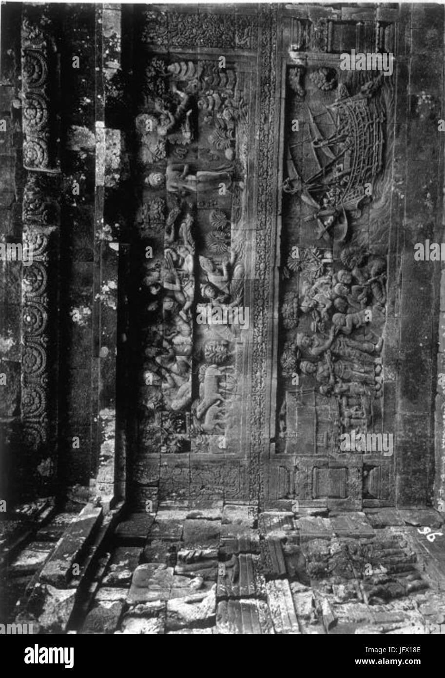 COLLECTIE TROPENMUSEUM Eén van de reliëfs op de eerste omgang aan de ...