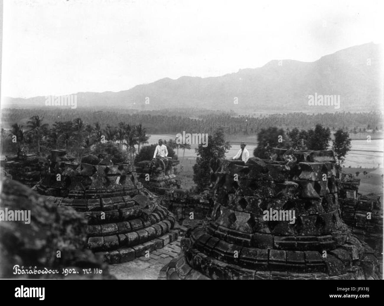 COLLECTIE TROPENMUSEUM Gezicht op enkele stupa s boven op de Borobudur ...