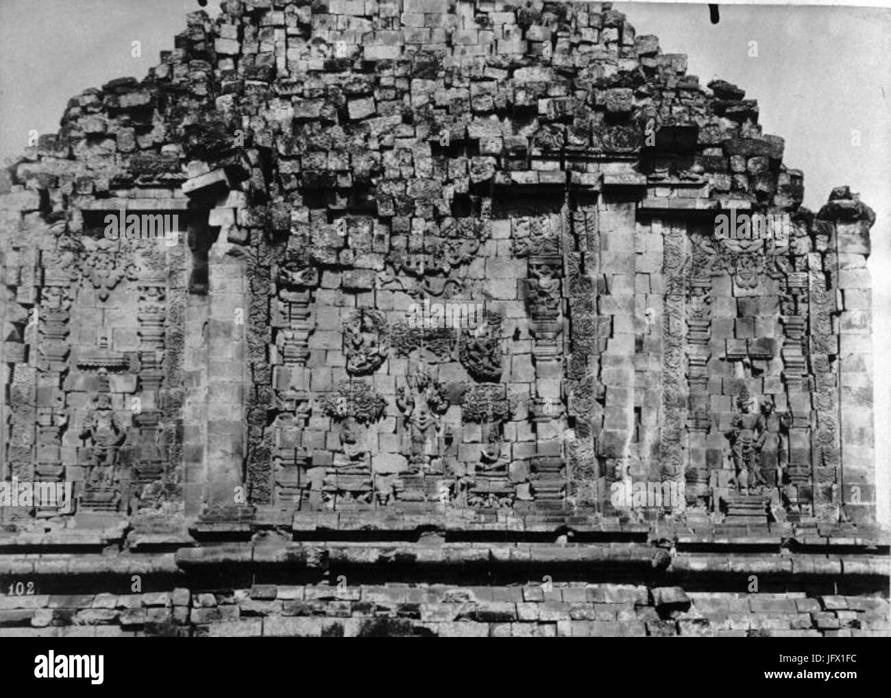 COLLECTIE TROPENMUSEUM Reliëf op de binnenzijde van de oostelijke muur ...