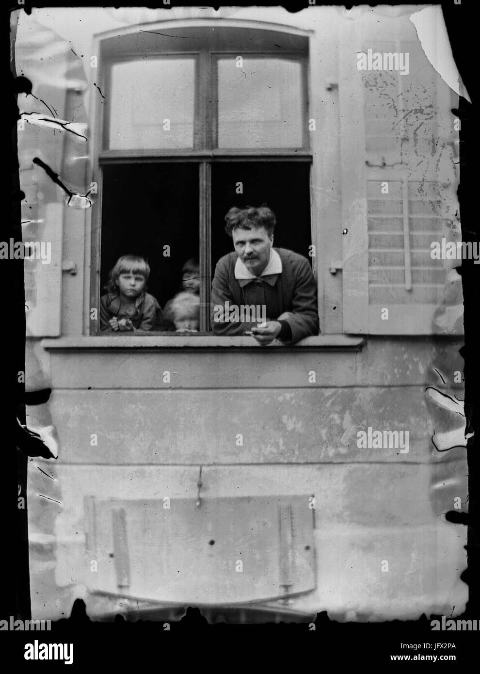 August Strindberg med barnen Karin, Greta och Hans i ett fönster ...