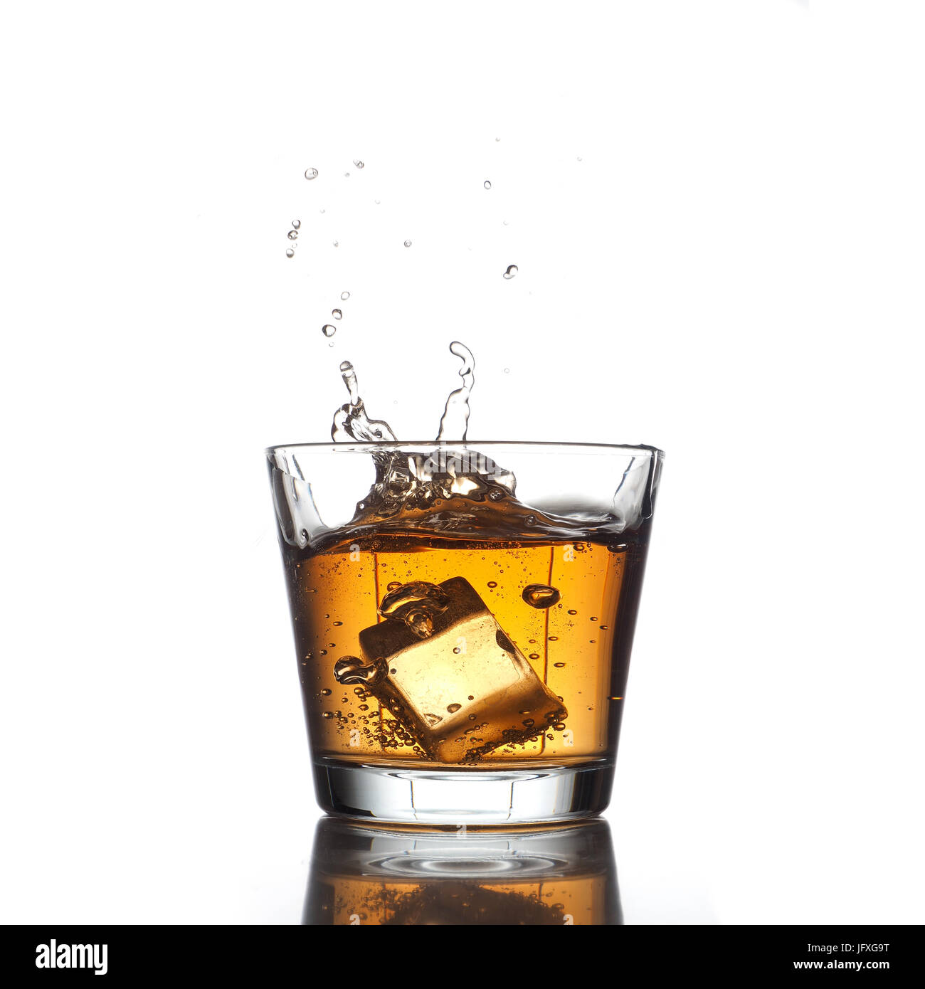 Closeup flow fresh beer splashing hi-res stock photography and images ...