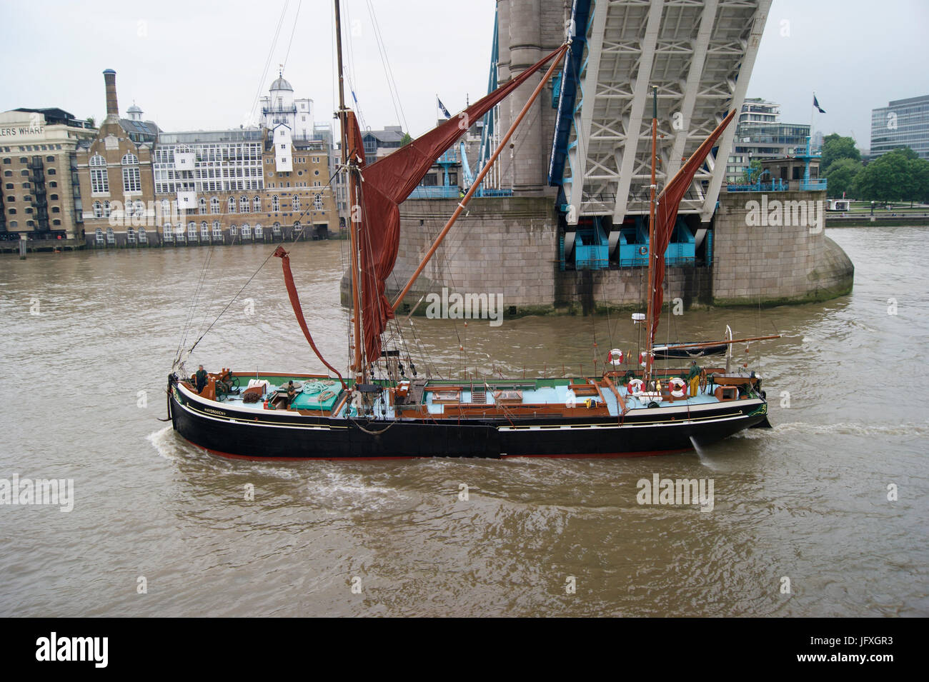 boat arriving at Lakeside with happy tourists Stock Photo - Alamy