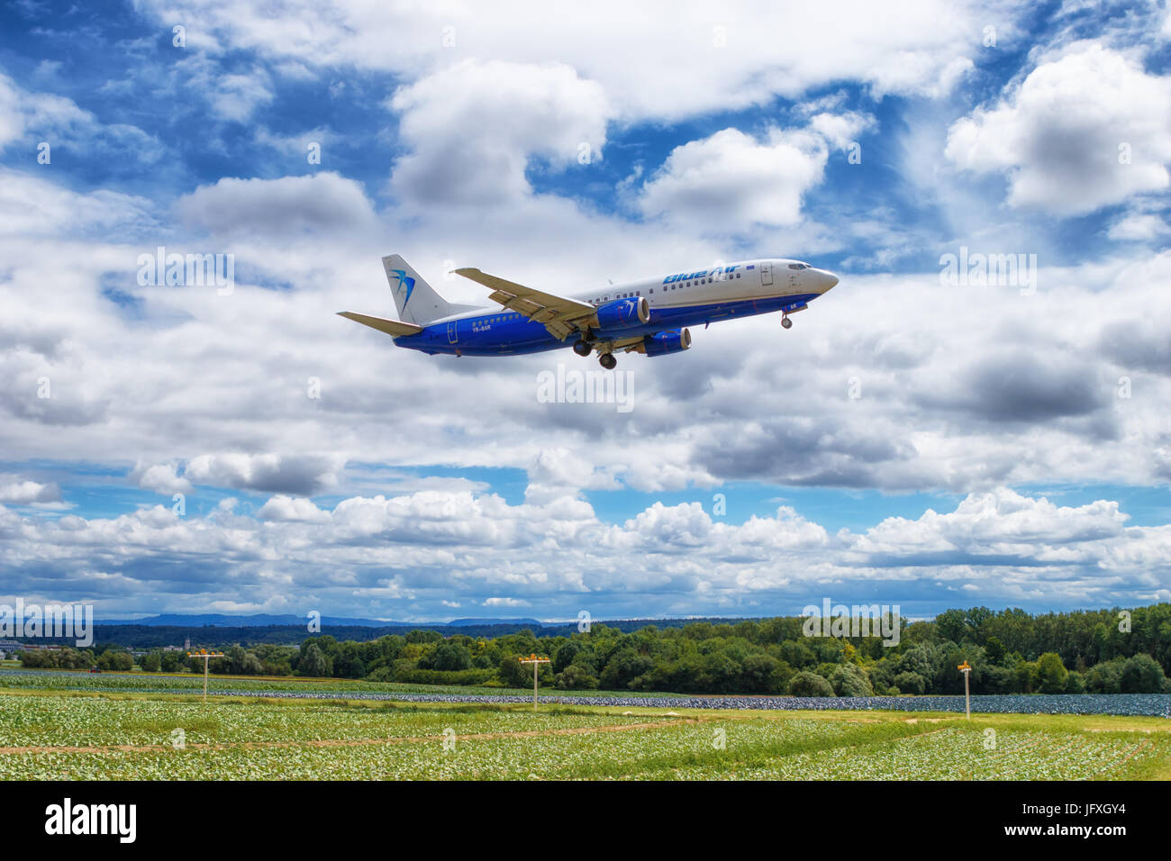 Boeing 737 400 hi-res stock photography and images - Alamy