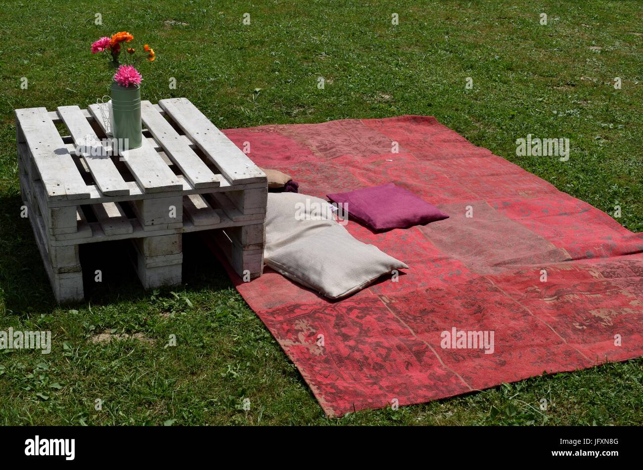 Improvised table hi-res stock photography and images - Alamy
