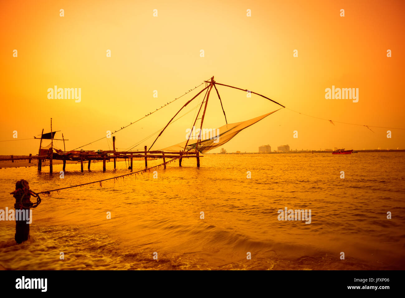 Chinese fishing net kochi beach hi-res stock photography and images - Alamy