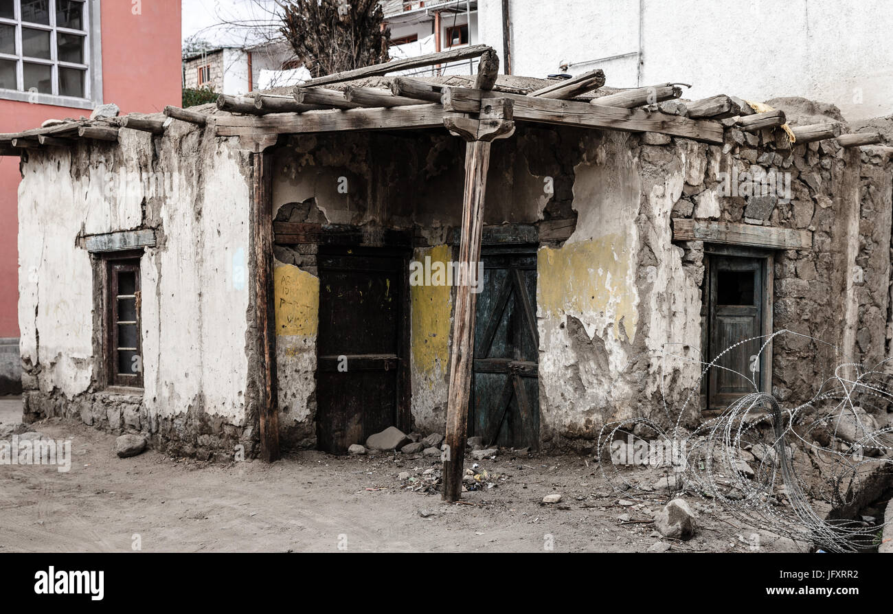Dilapidated shack hi-res stock photography and images - Alamy