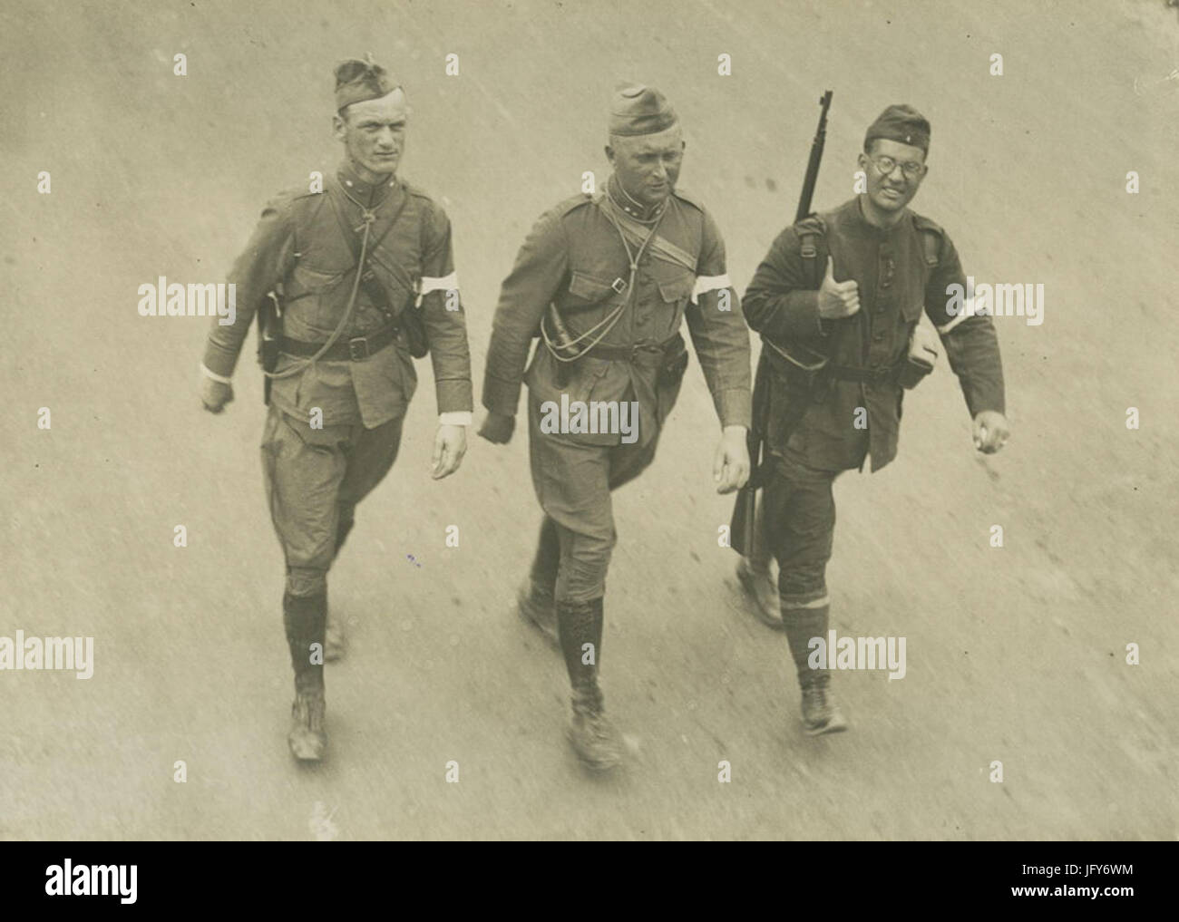 Drie Nederlandse militairen op het parcours van 50 km. onderweg tijdens ...