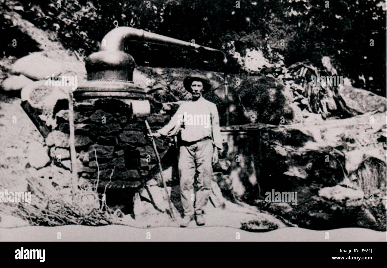 Eau-de-vie de marc distillée en Haute Provence lors de la Toussaint ...
