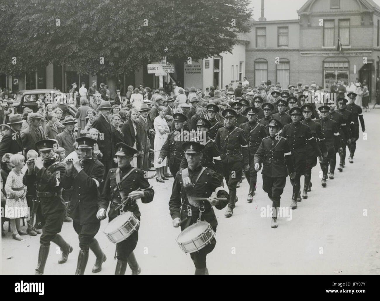 Een groep agenten van politie te Wijchen op het parcours van 50 km op ...