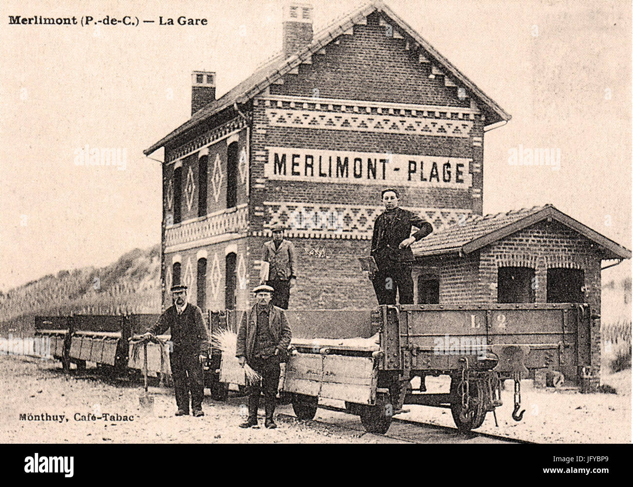 Employés du B.P. et wagons-plats en gare de Merlimont Stock Photo - Alamy