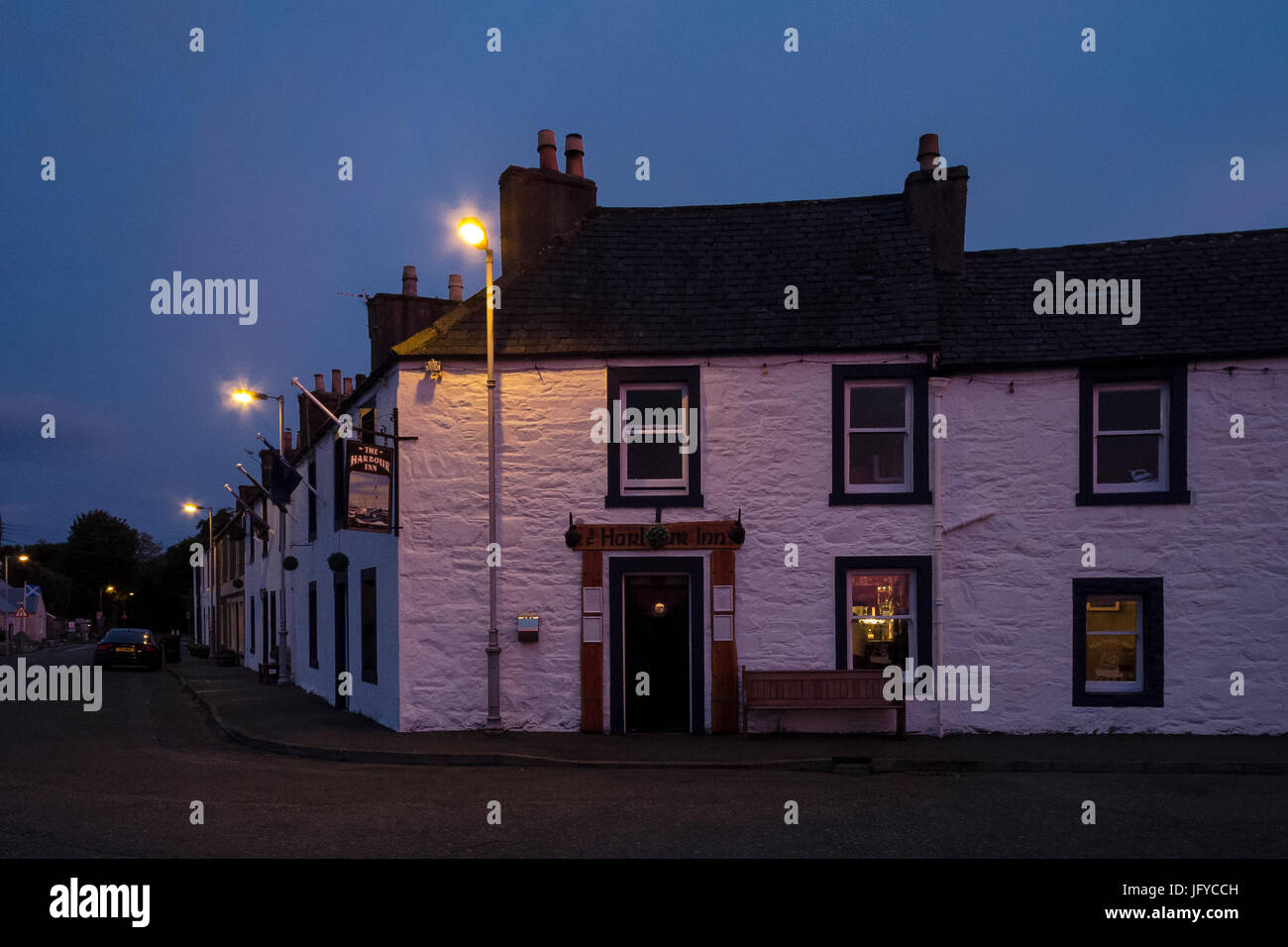 Pub windows hi-res stock photography and images - Alamy